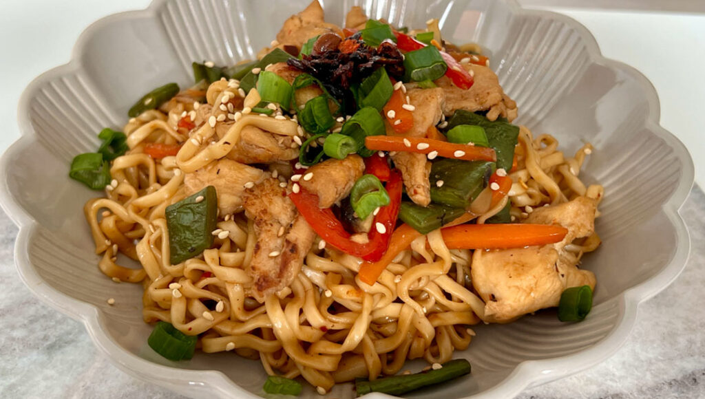 Wok med kylling og nudler – nem asiatisk opskrift
