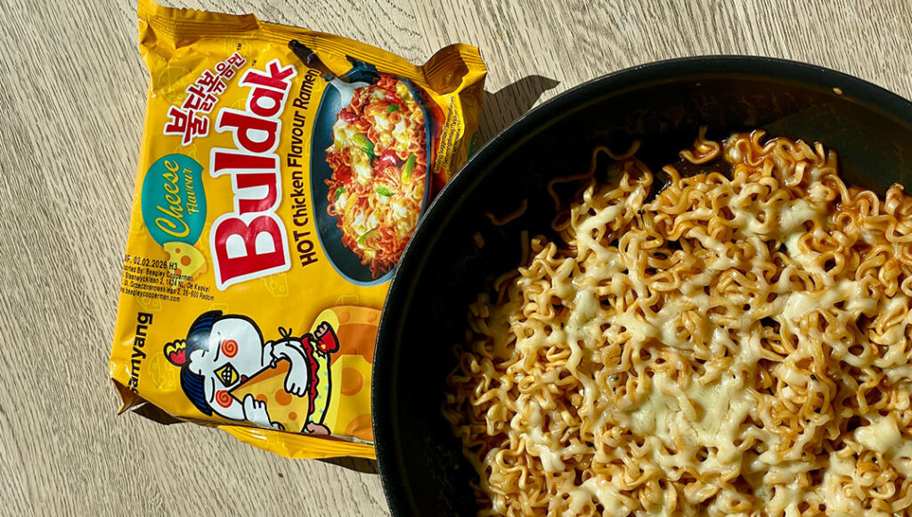 Buldak Cheese Carbonara – cremet, stærk og klar på 10 min